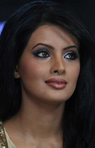 Geeta Basra In The Train